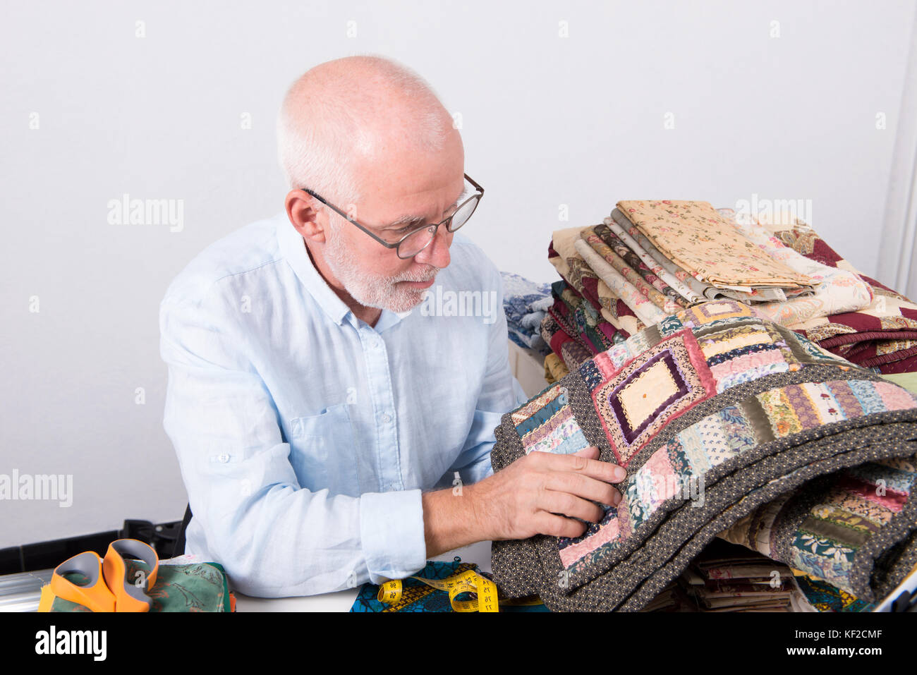 Patchwork quilting sewing tailoring hi-res stock photography and images ...