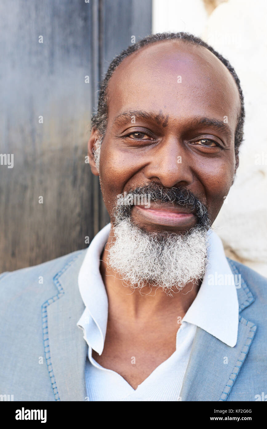 Portrait of smiling bearded man Stock Photo - Alamy