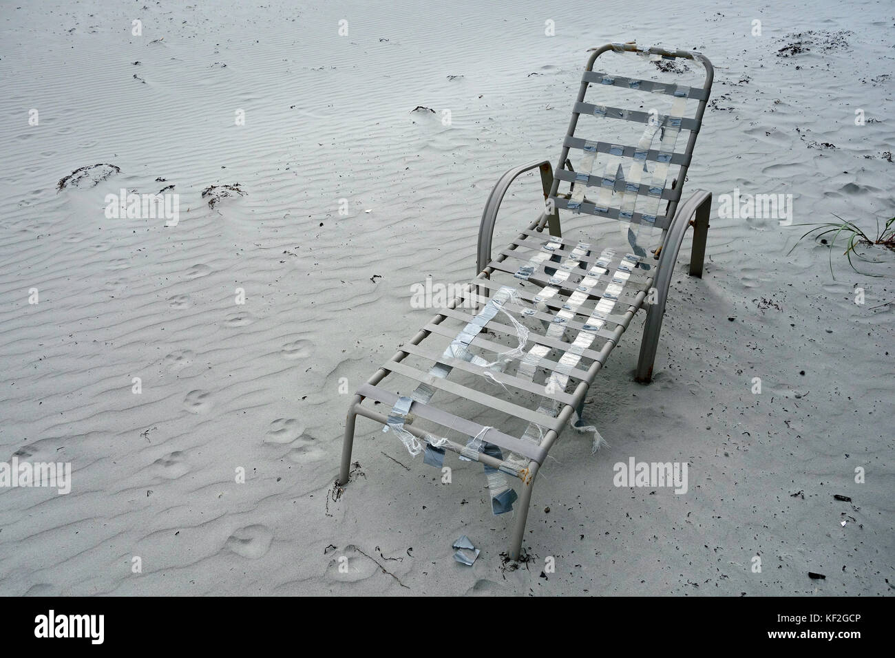 abandoned lounge chair on a seaside beach Stock Photo - Alamy
