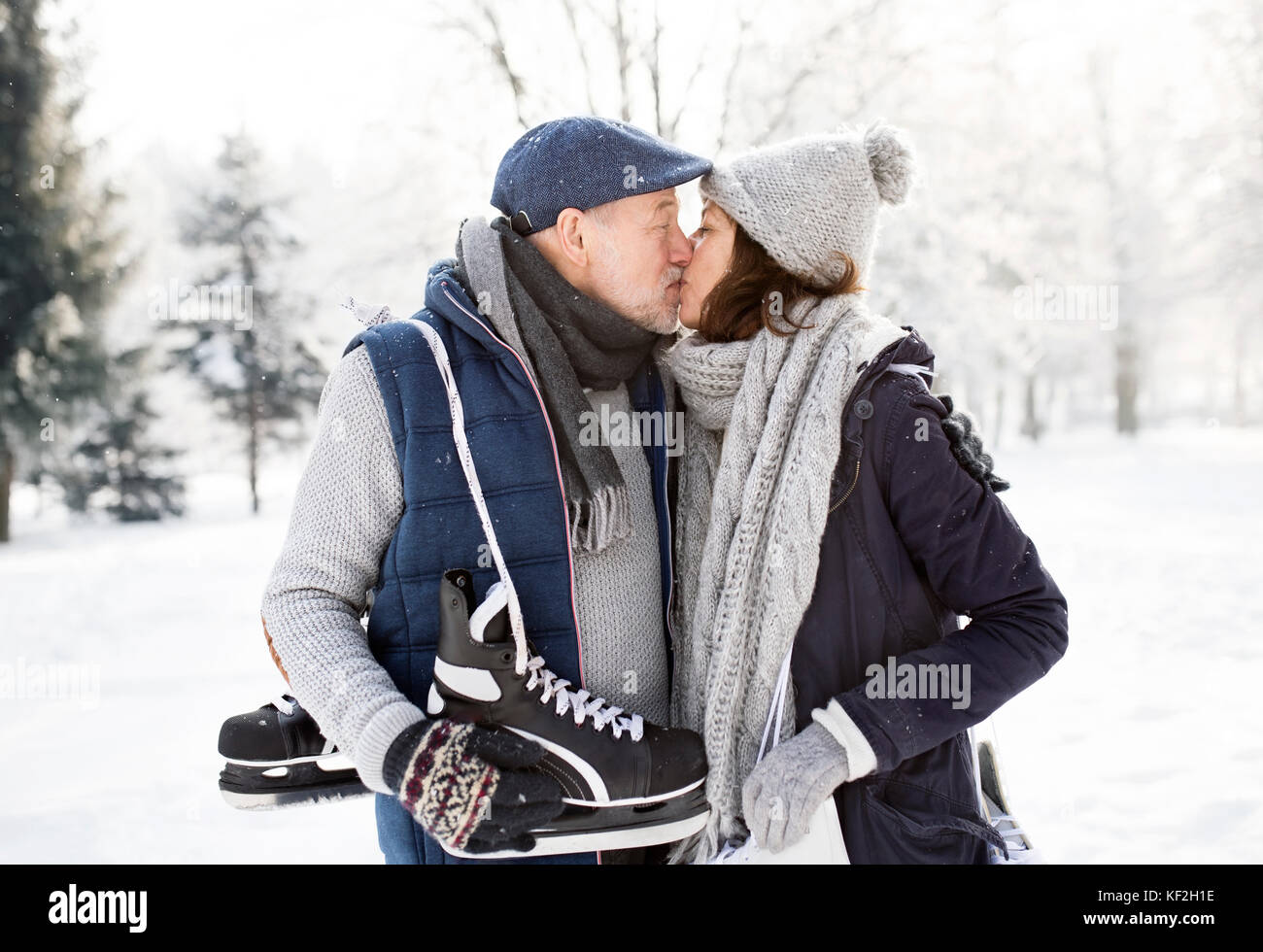 Couple on ice kissing outdoors hi-res stock photography and images - Alamy