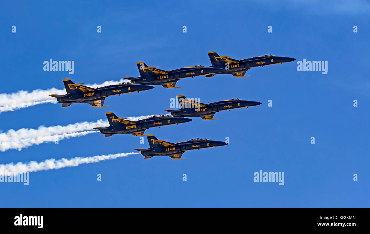 Airplane Blue Angels F-18 Hornet jet fighter Stock Photo - Alamy