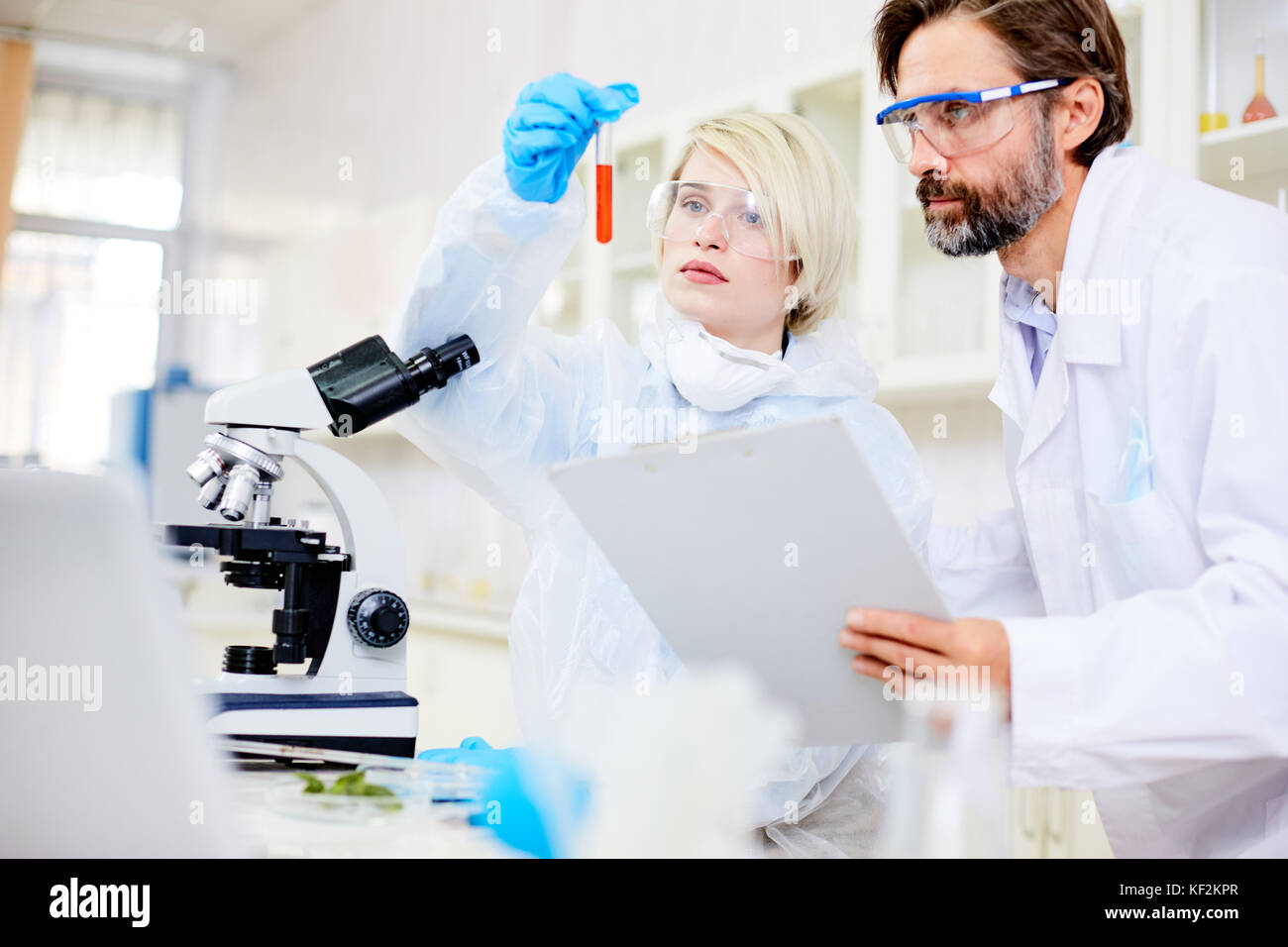 Experiment science hi-res stock photography and images - Alamy