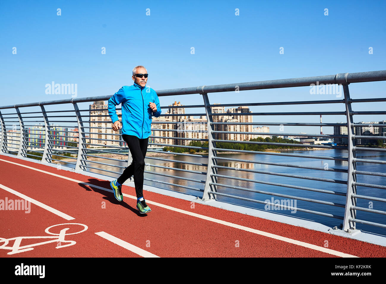 Elderly marathon runner hi-res stock photography and images - Alamy