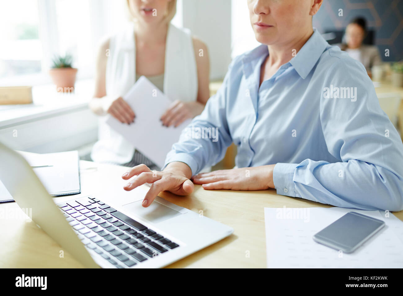 Newscasters hi-res stock photography and images - Alamy