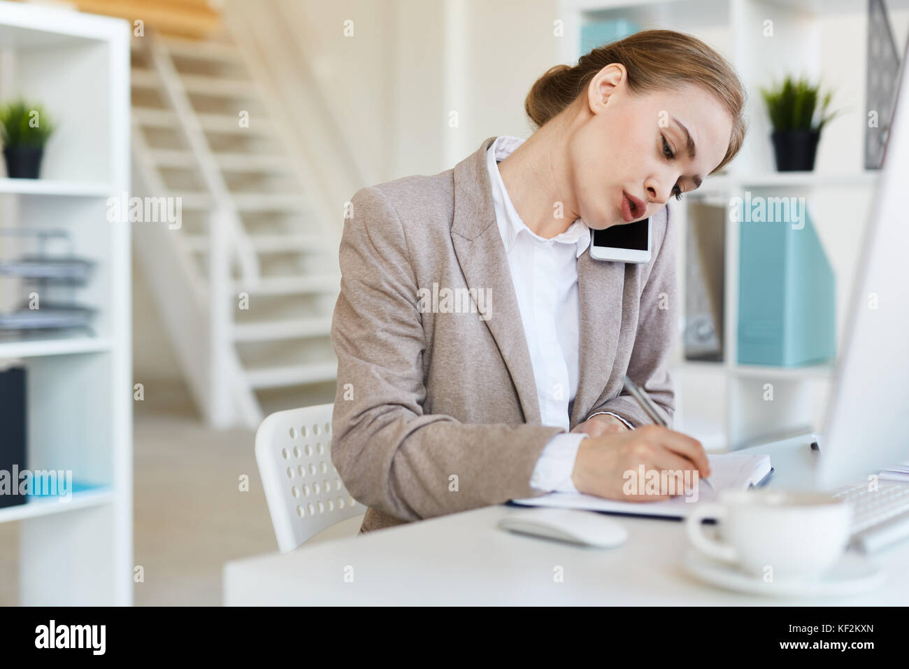 Young business woman phoning hi-res stock photography and images - Alamy