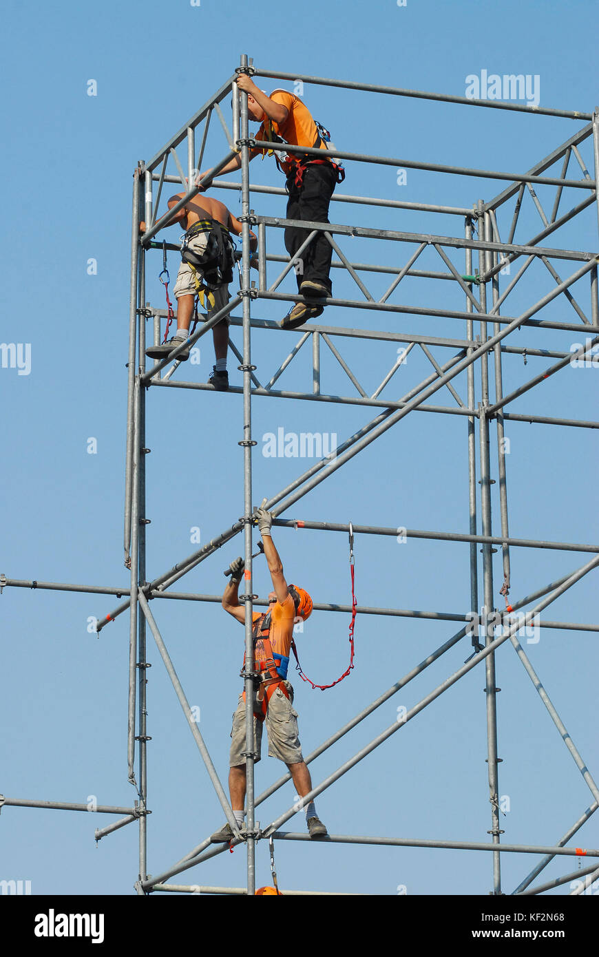 Workers on the scaffolding hi-res stock photography and images - Alamy