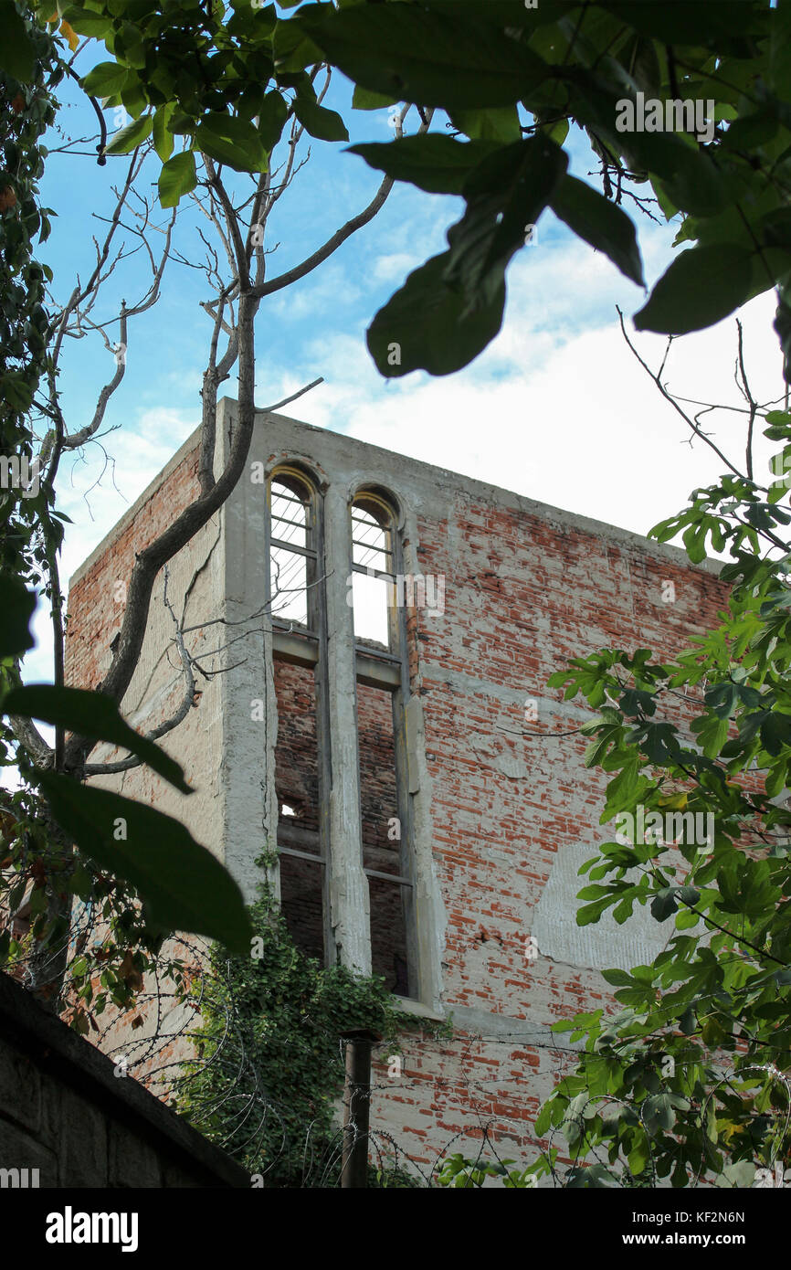 Half destroyed building hi-res stock photography and images - Alamy