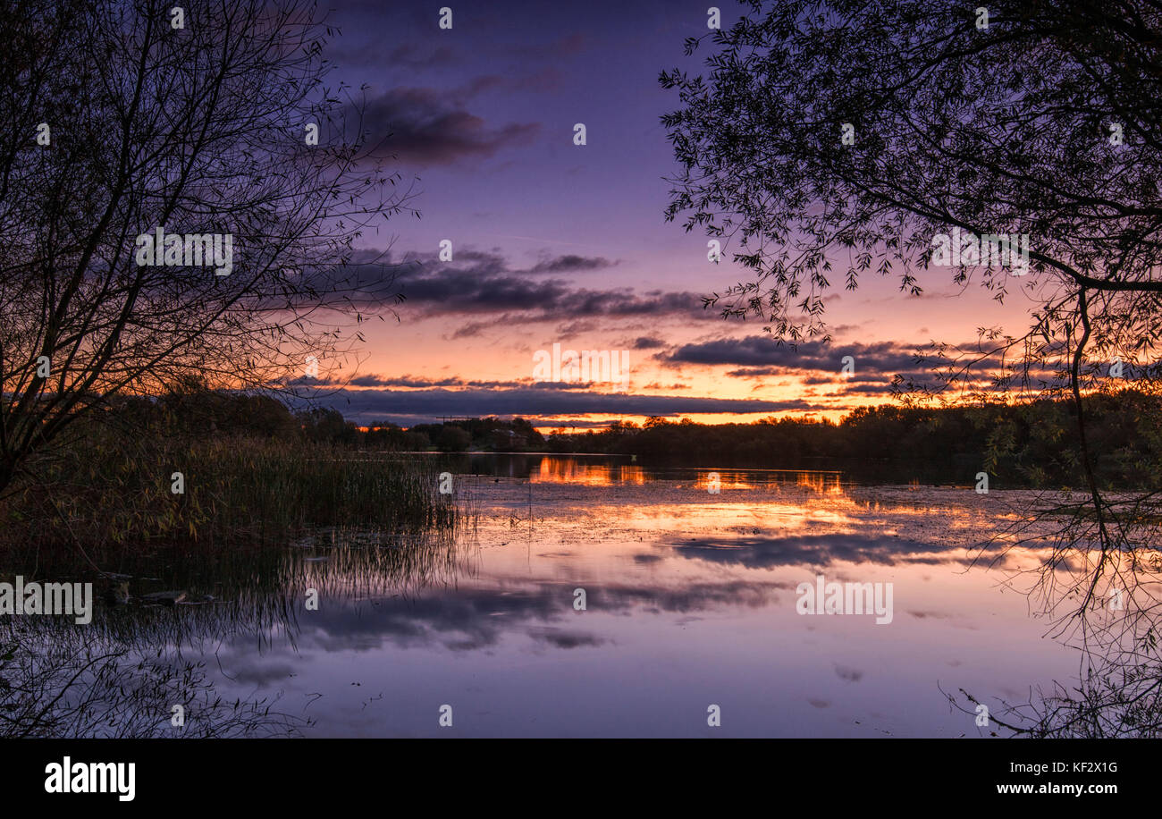 Sunrise on the lake at Colwick Country Park, Nottingham England UK ...