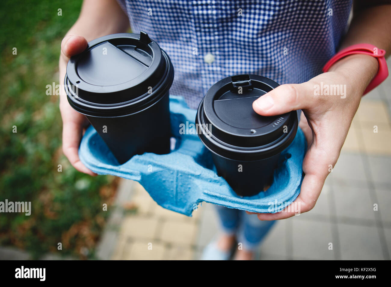 Woman carrying coffee cups hi-res stock photography and images - Alamy