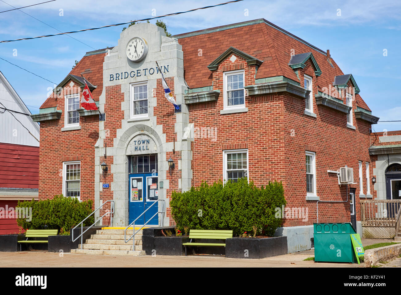 Red brick town hall hi-res stock photography and images - Alamy