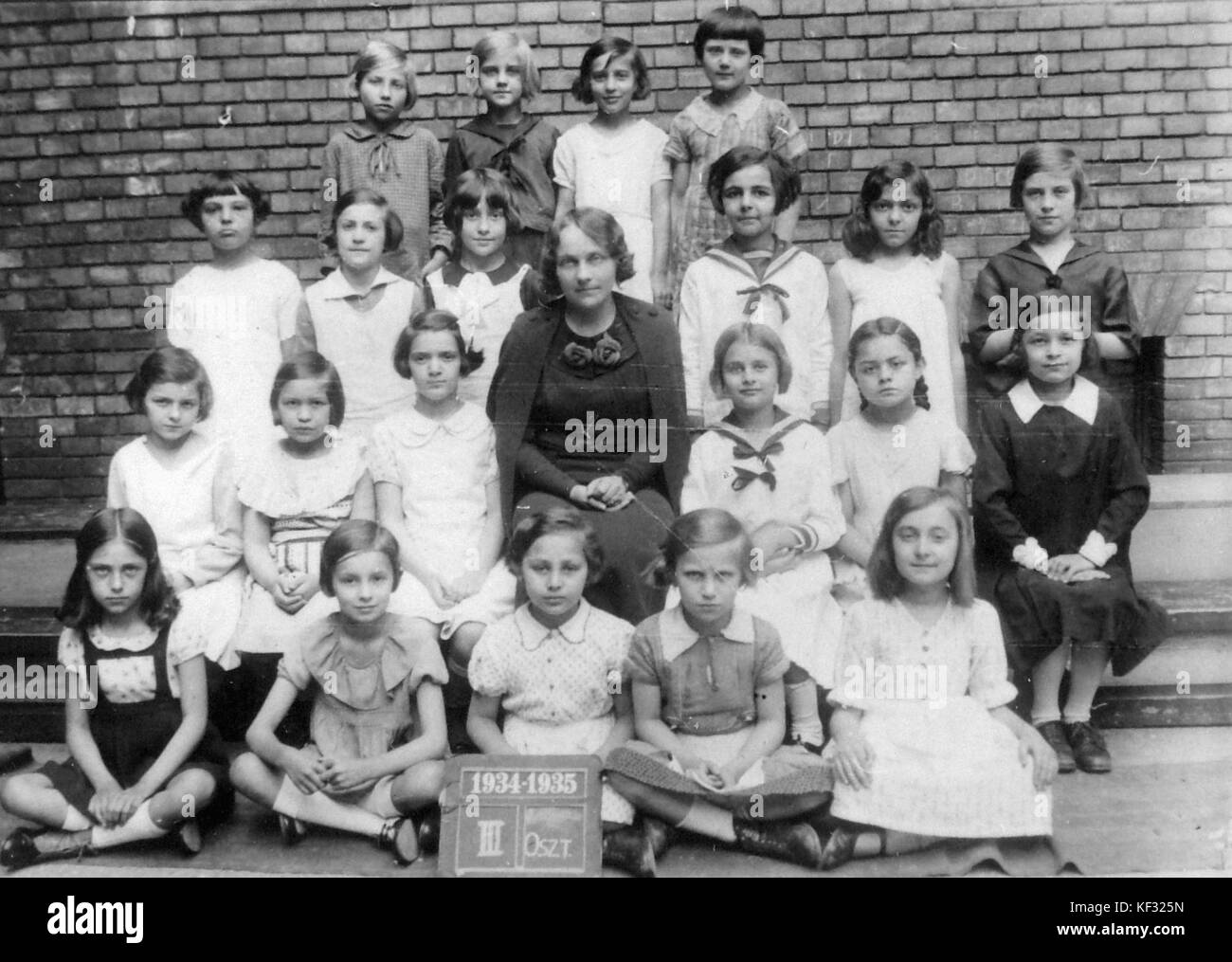 Class photo group girls hi-res stock photography and images - Alamy