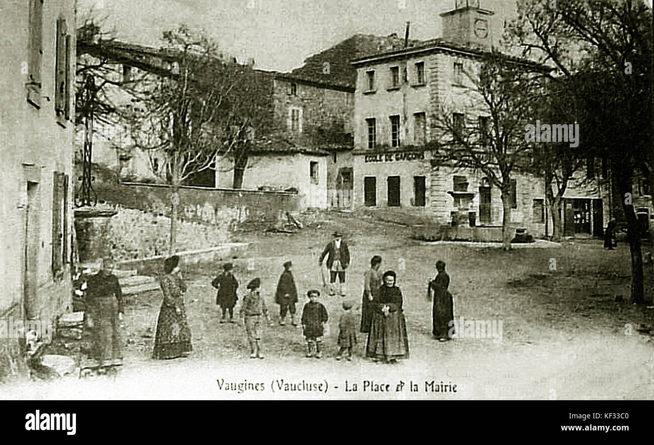 Vaugines place et la mairie Stock Photo - Alamy