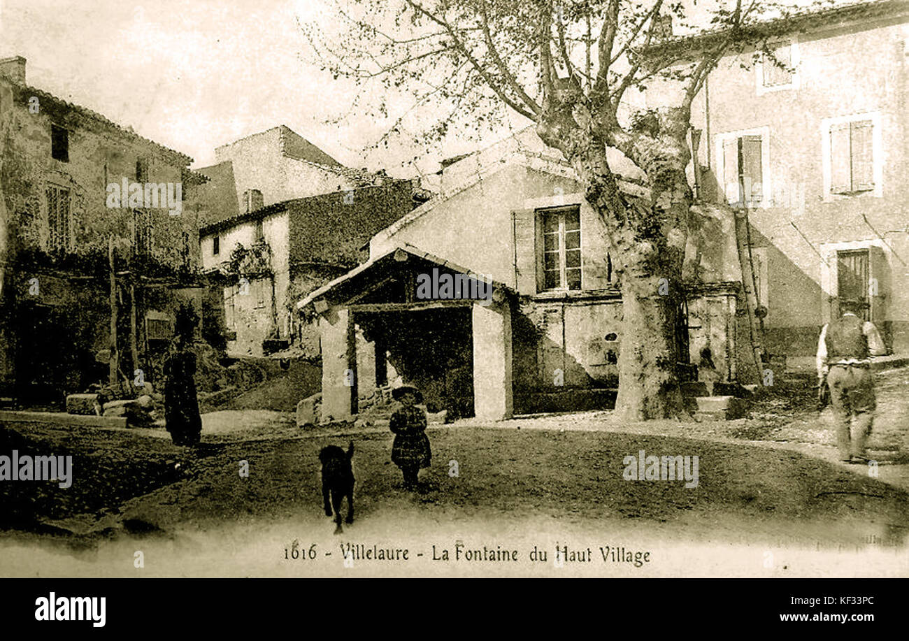 Villelaure fontaine du village haut Stock Photo - Alamy