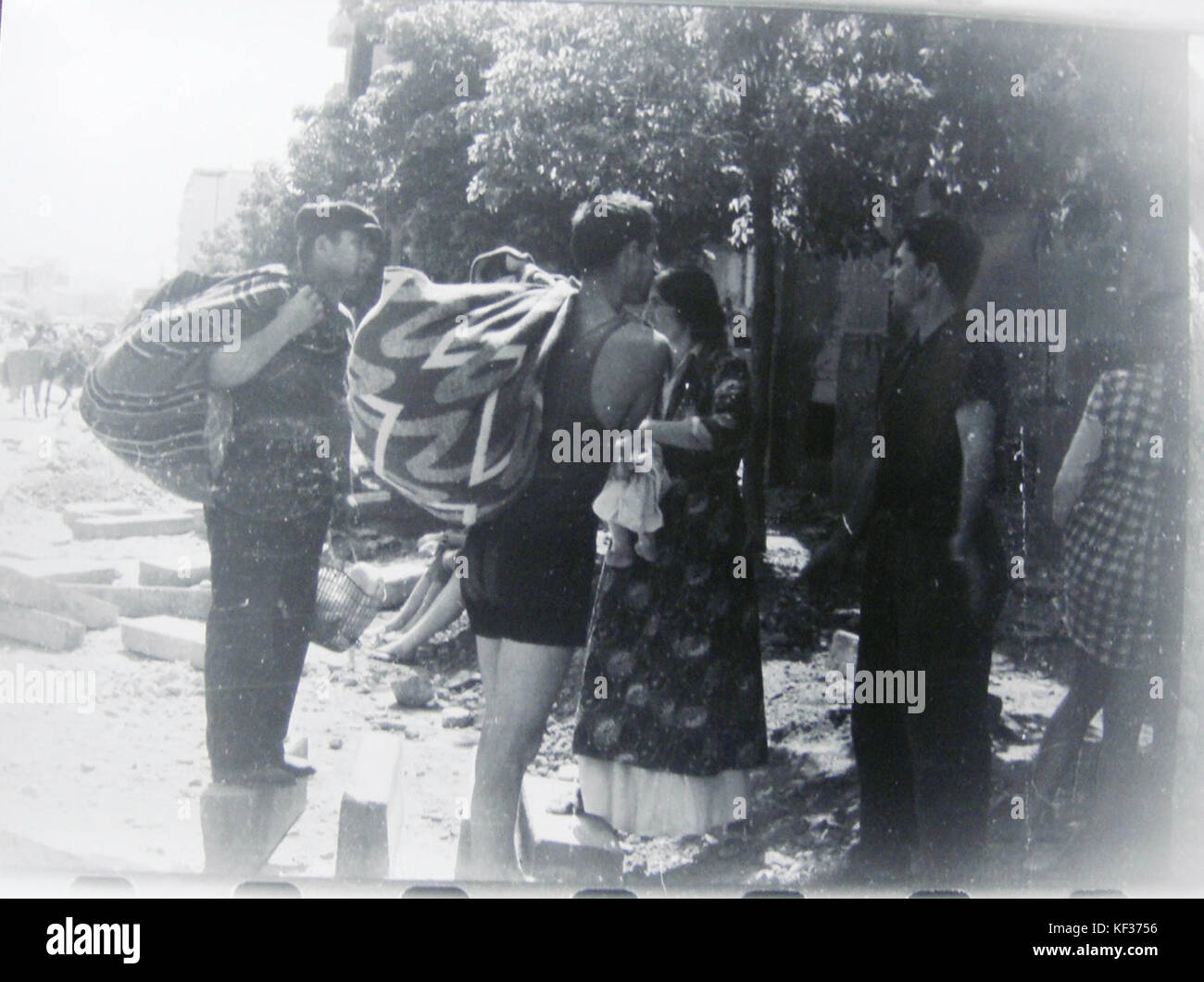 Po zemjotresot, zivotot tece Stock Photo - Alamy