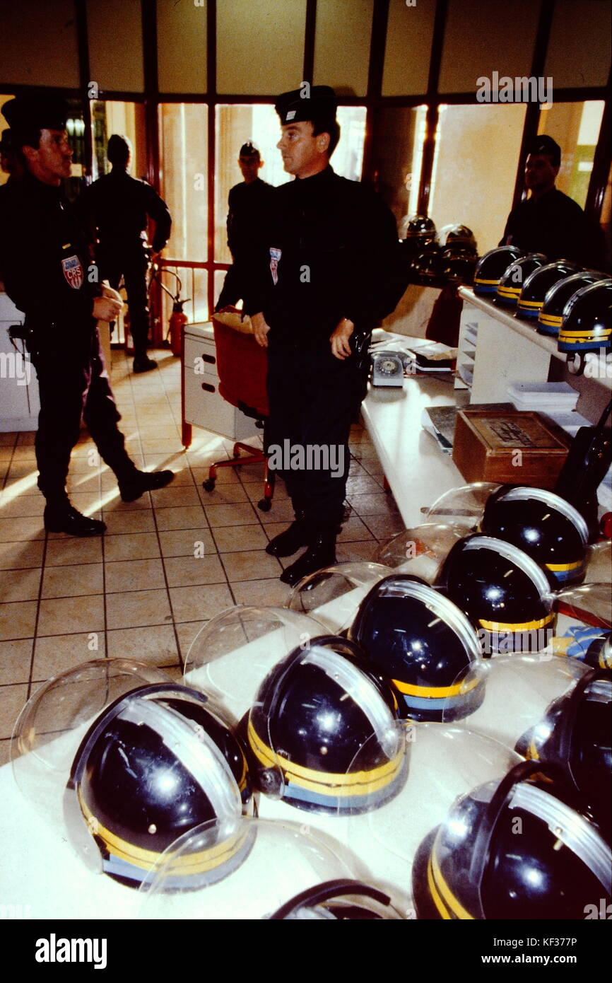Riot police officers take the place of striking prison watchmen, Saint ...