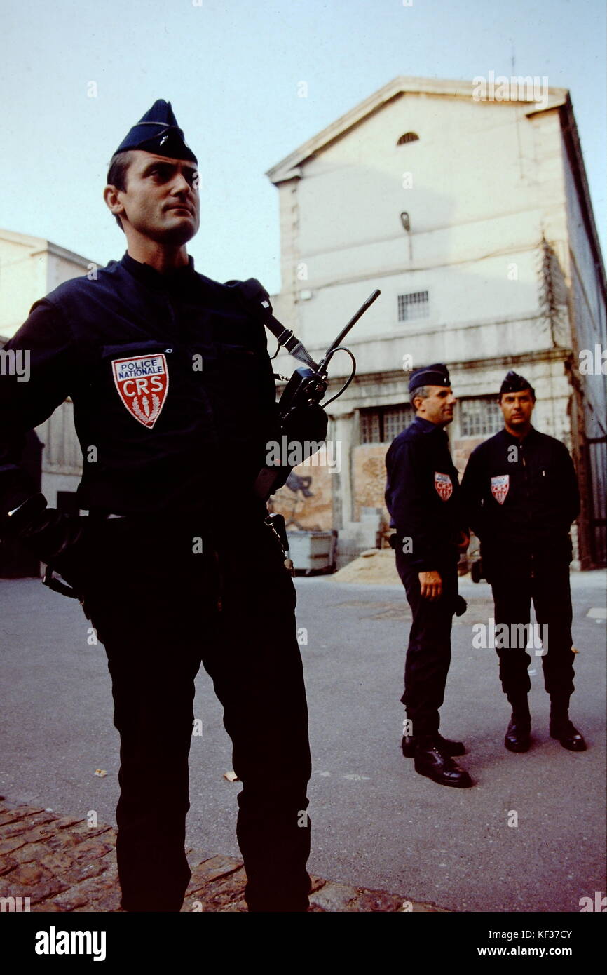 Riot police officers take the place of striking prison watchmen, Saint ...