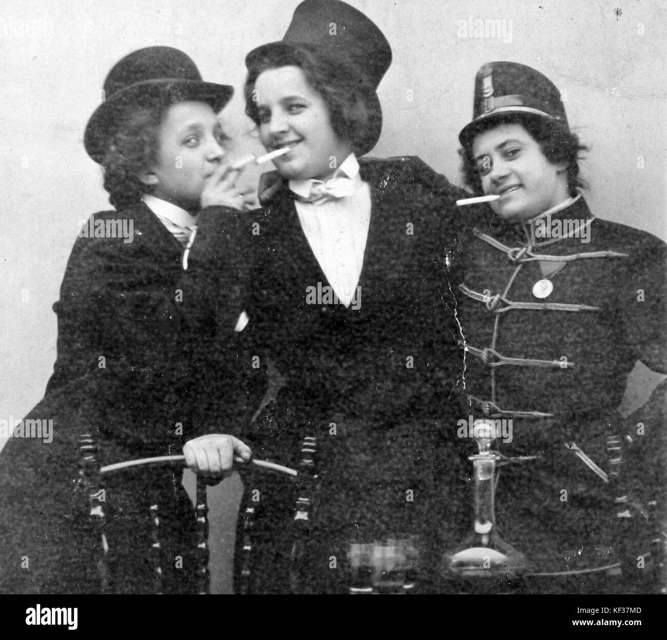 Tableau, women, jesting, costume, uniform, smoking, hat, drinking 8132 ...
