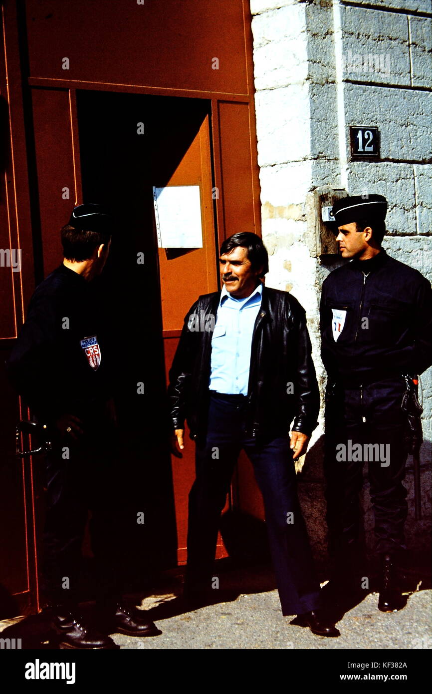 Riot police officers take the place of striking prison watchmen, Saint ...