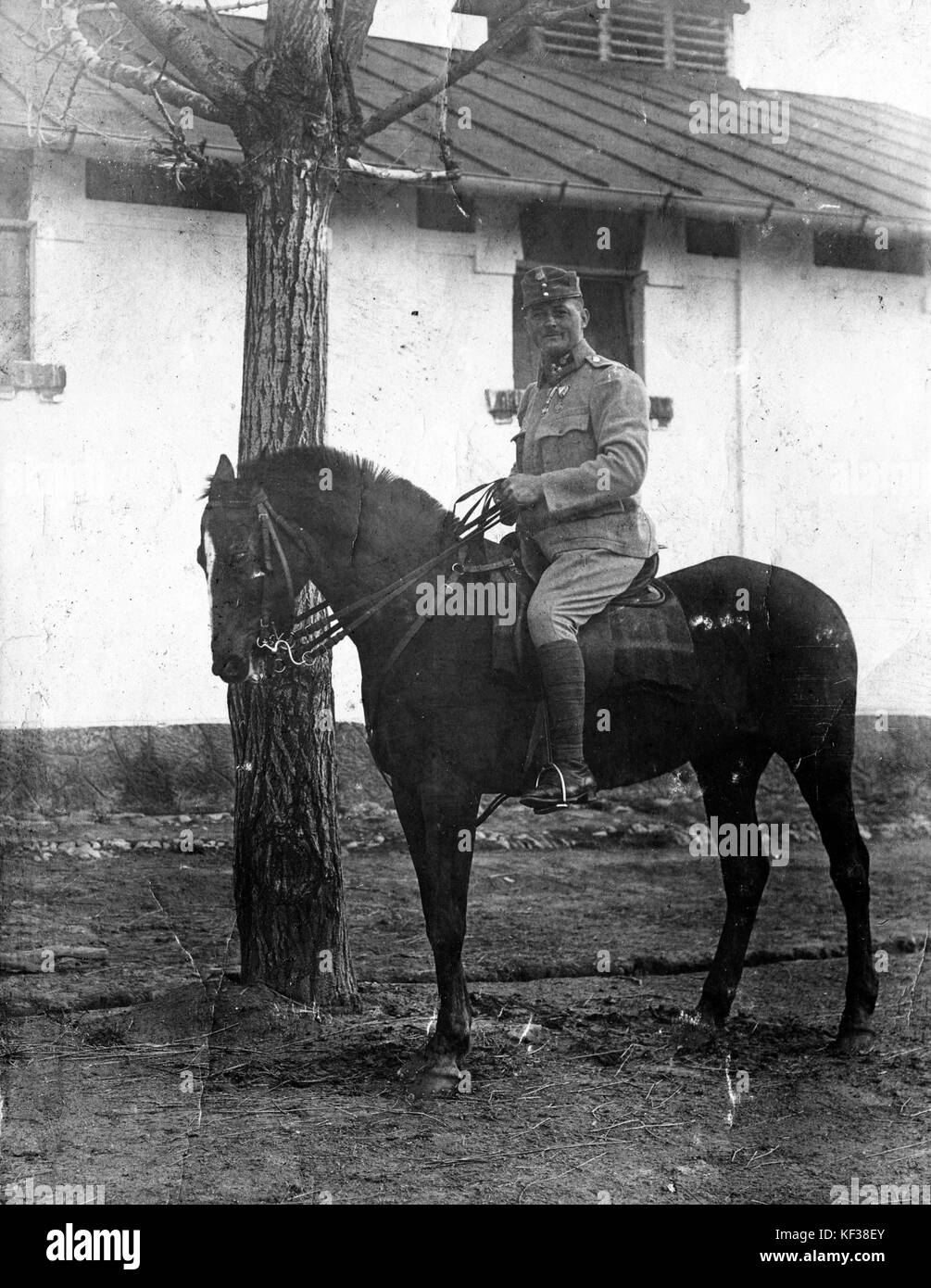 Soldier and horse hi-res stock photography and images - Alamy
