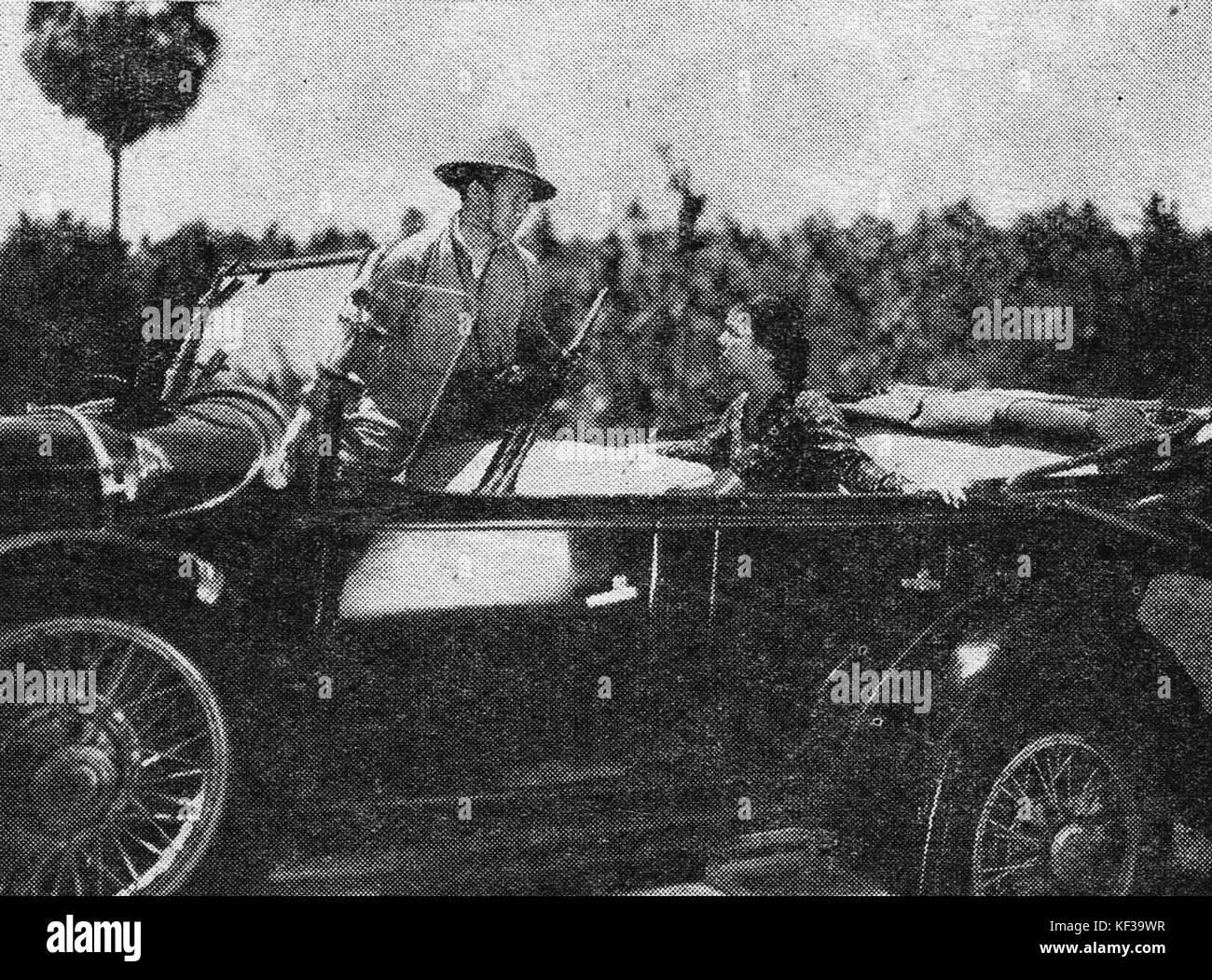 Roekihati (Roekiah) riding the car of Mansoer (Djoemala), Roekihati, p6 ...