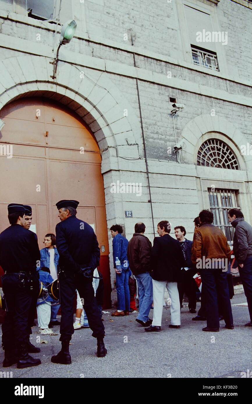 Riot police officers take the place of striking prison watchmen, Saint ...