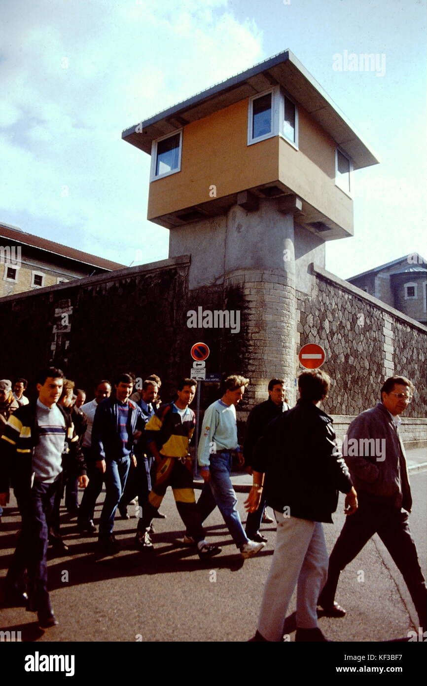 Riot police officers take the place of striking prison watchmen, Saint ...