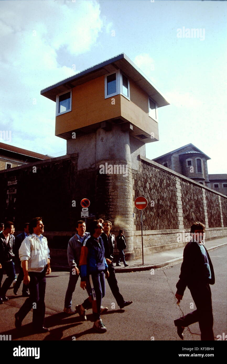 Riot police officers take the place of striking prison watchmen, Saint ...