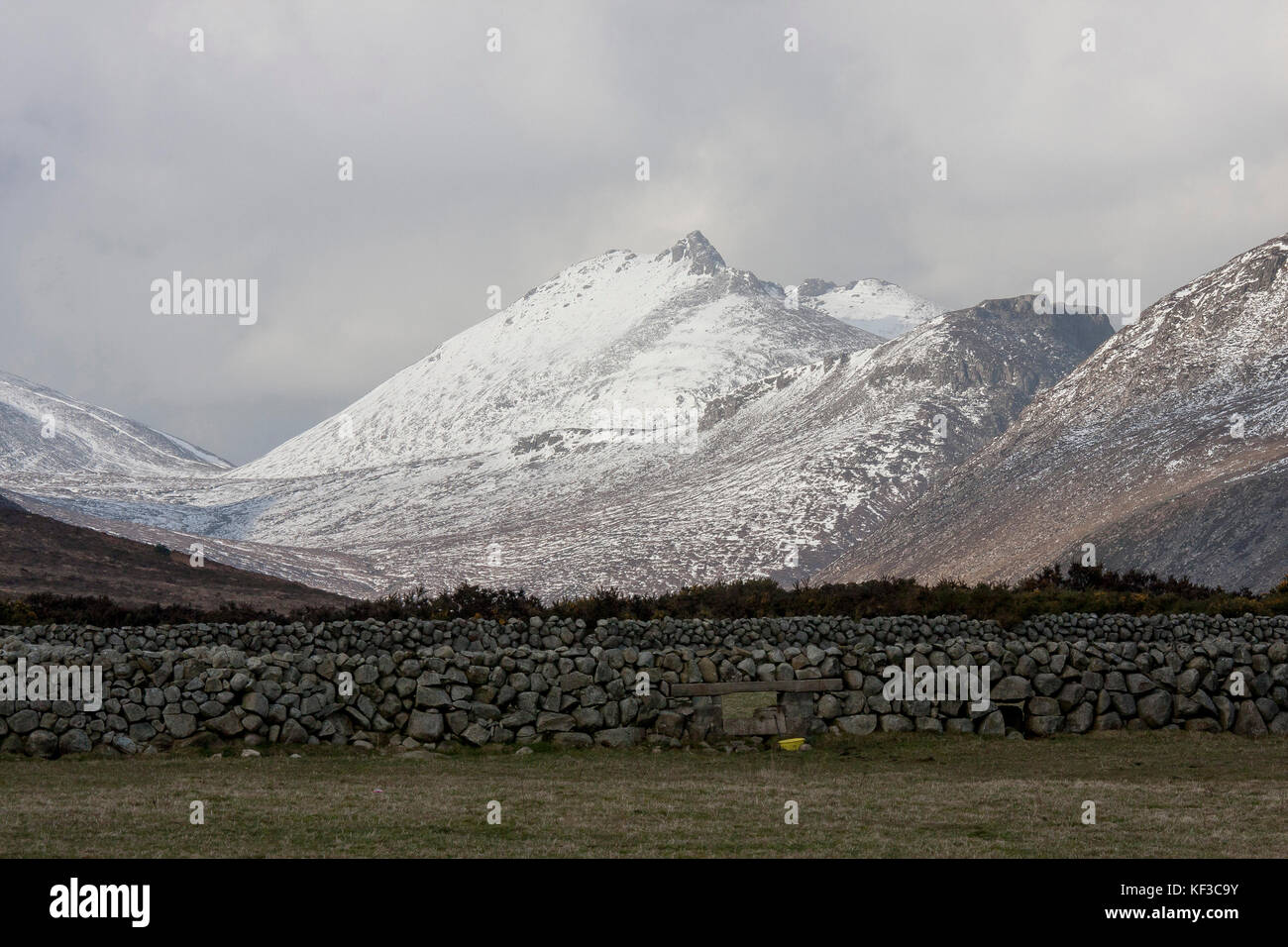Mourne wall winter hi-res stock photography and images - Alamy