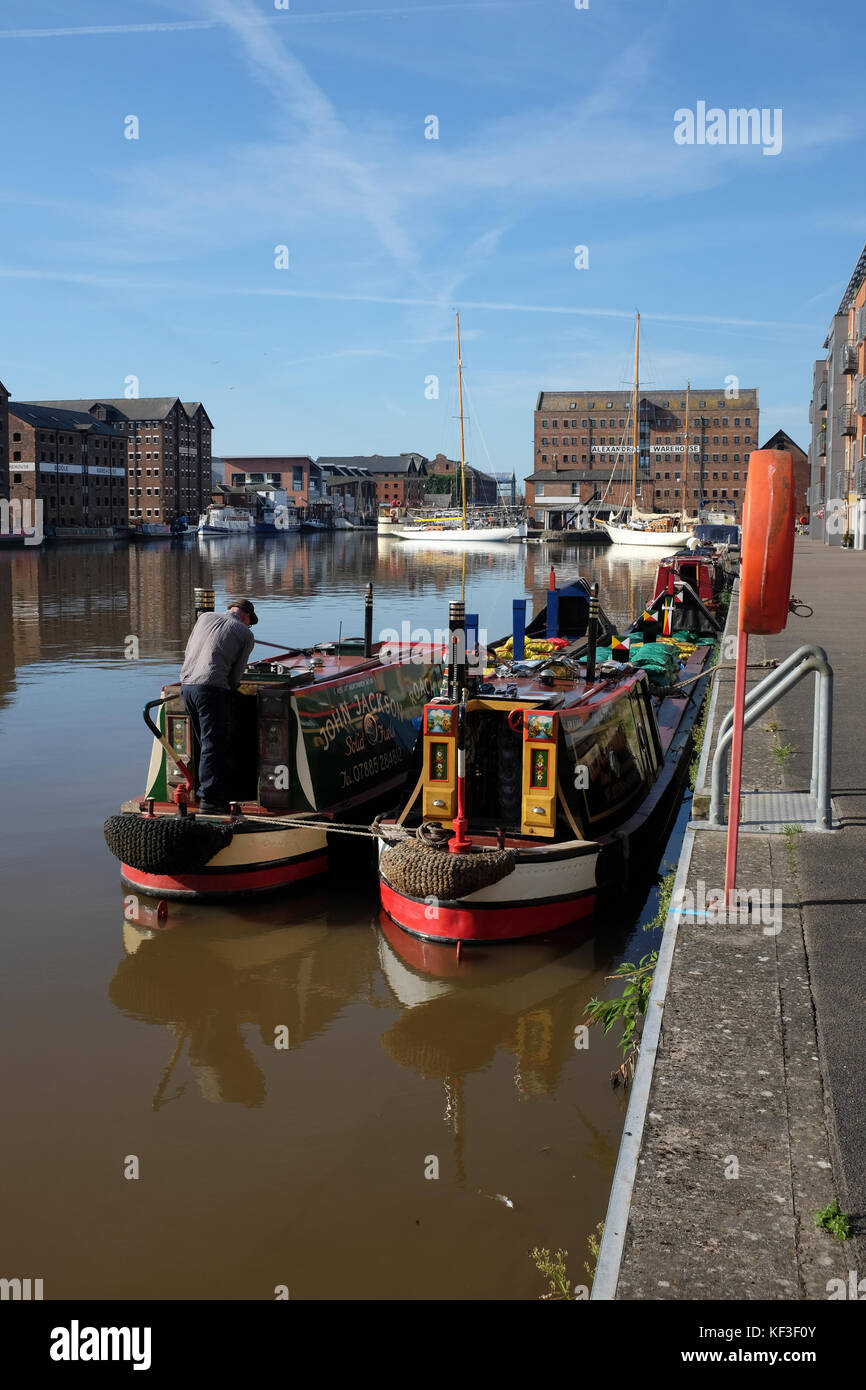 Canal boat coal merchants in the main basin of Gloucester Docks Stock ...