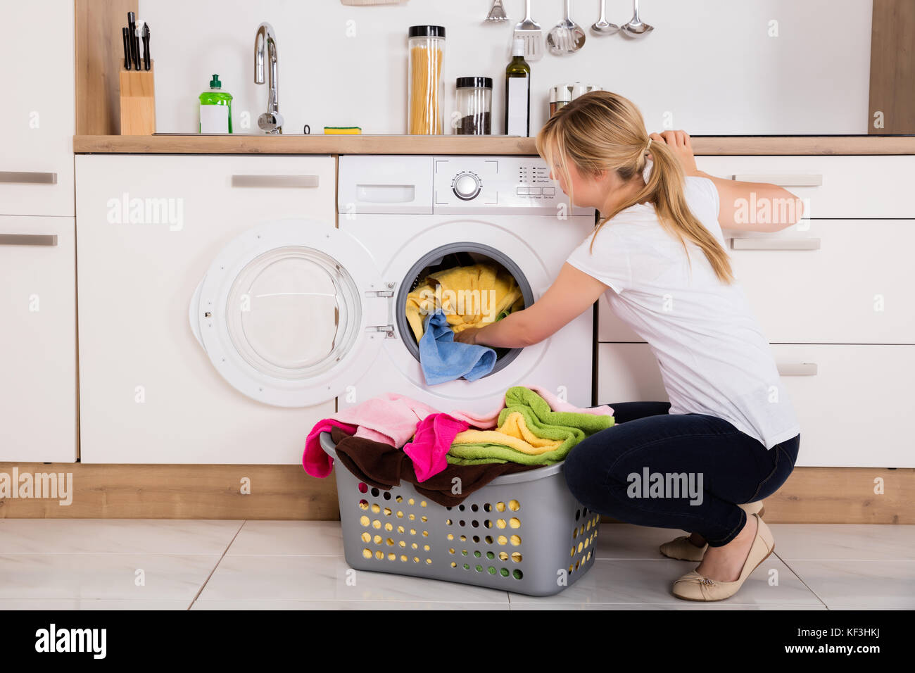 Lady holding kitchen towel hi-res stock photography and images - Alamy