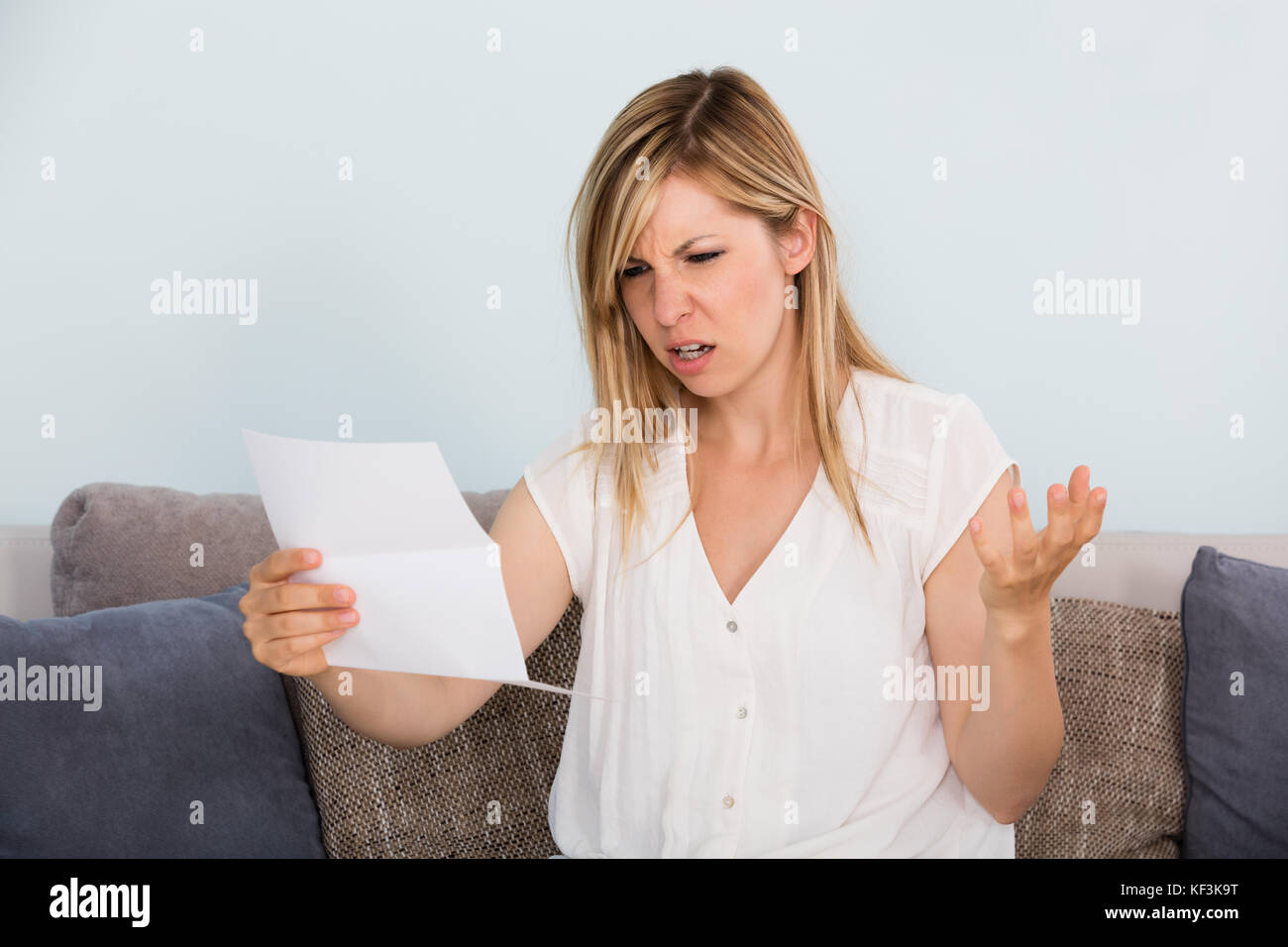 Shocked people reading hi-res stock photography and images - Alamy