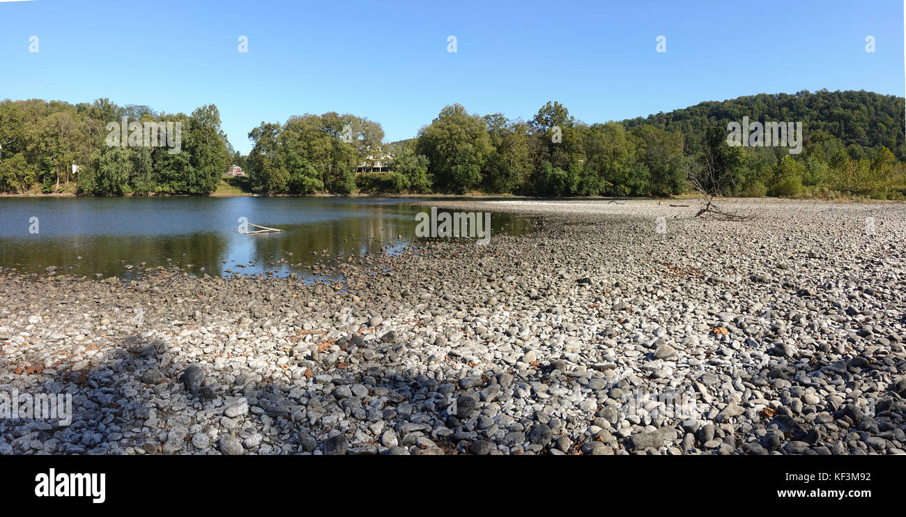 Low water levels, at Delaware river, Delaware Canal State Park ...