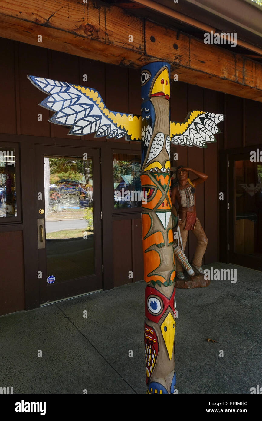 Native american totem at entrance Bushkill falls, nature park ...