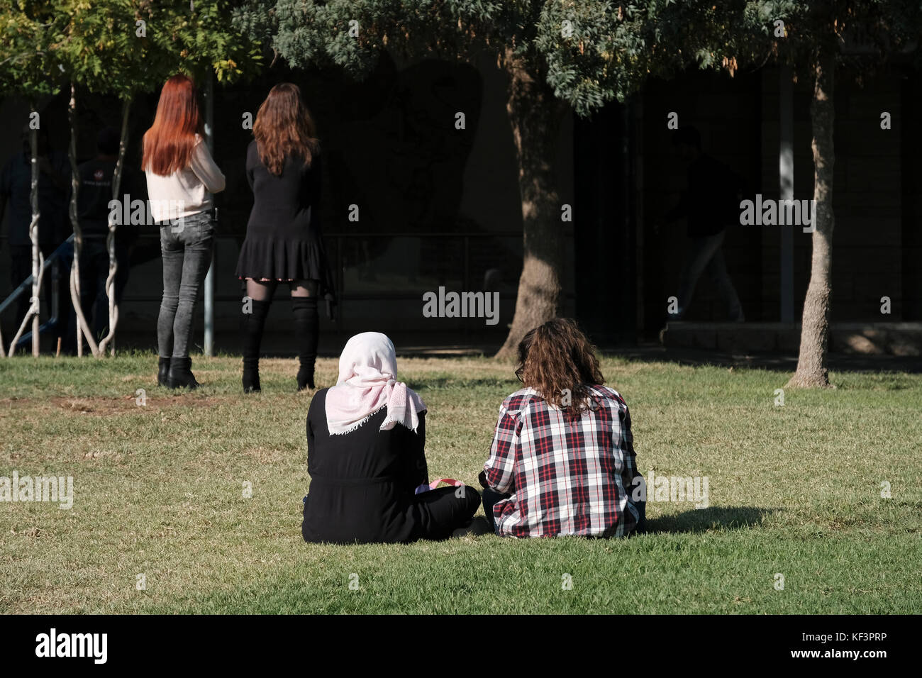 Jewish students campus hi-res stock photography and images - Alamy