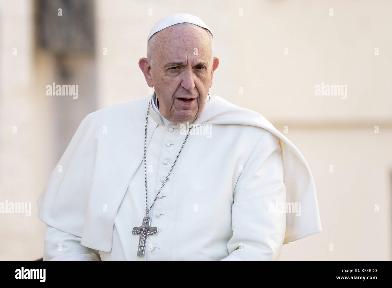 Pope Francis smiles as he arrives to celebrate his Weekly General ...