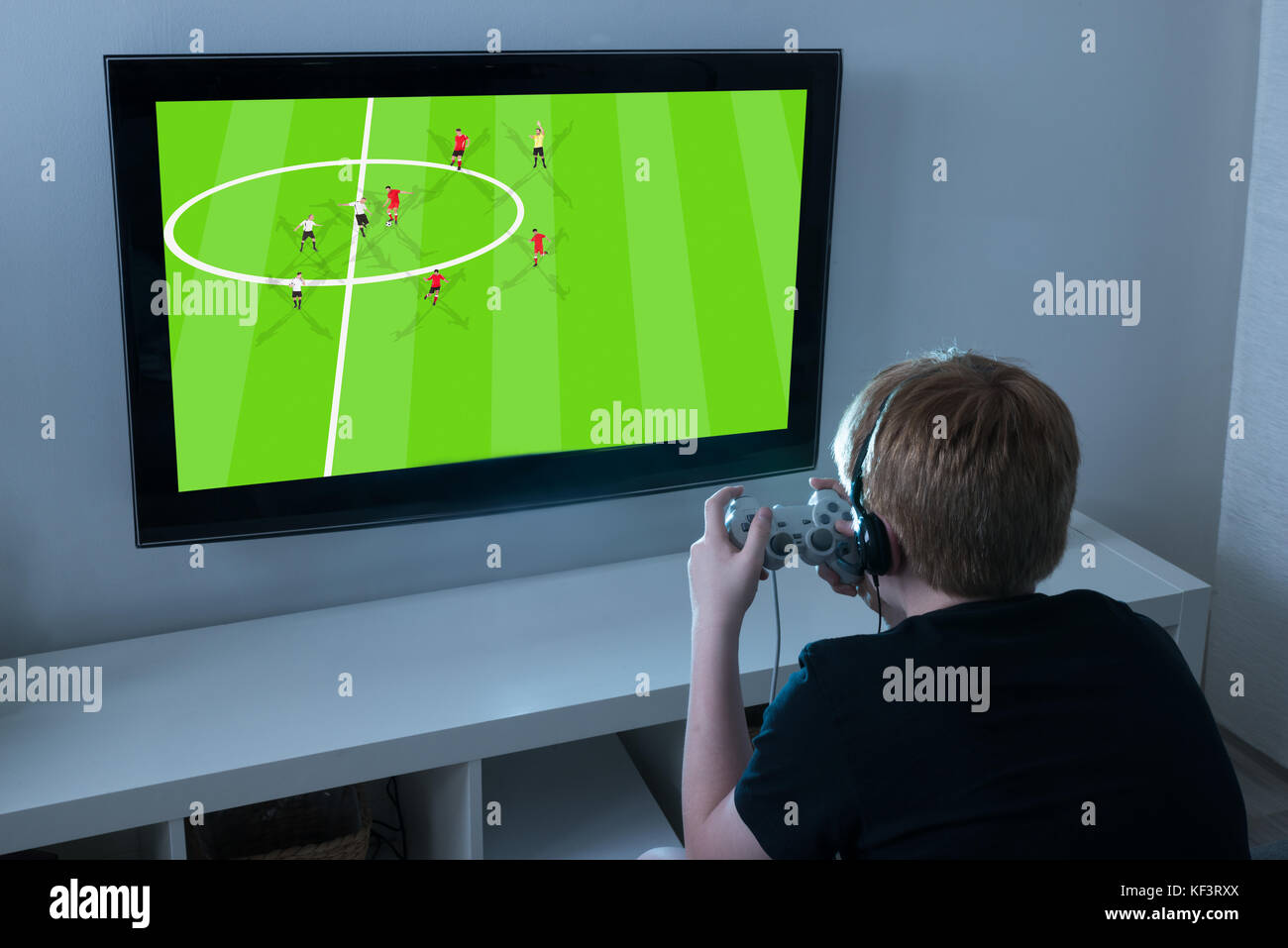 Tv screen football hi-res stock photography and images - Alamy