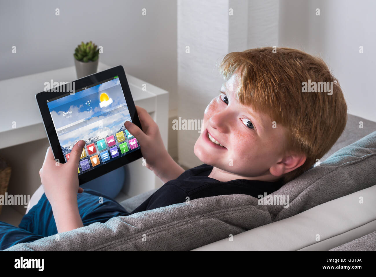 Tablet child holding screen hi-res stock photography and images - Alamy