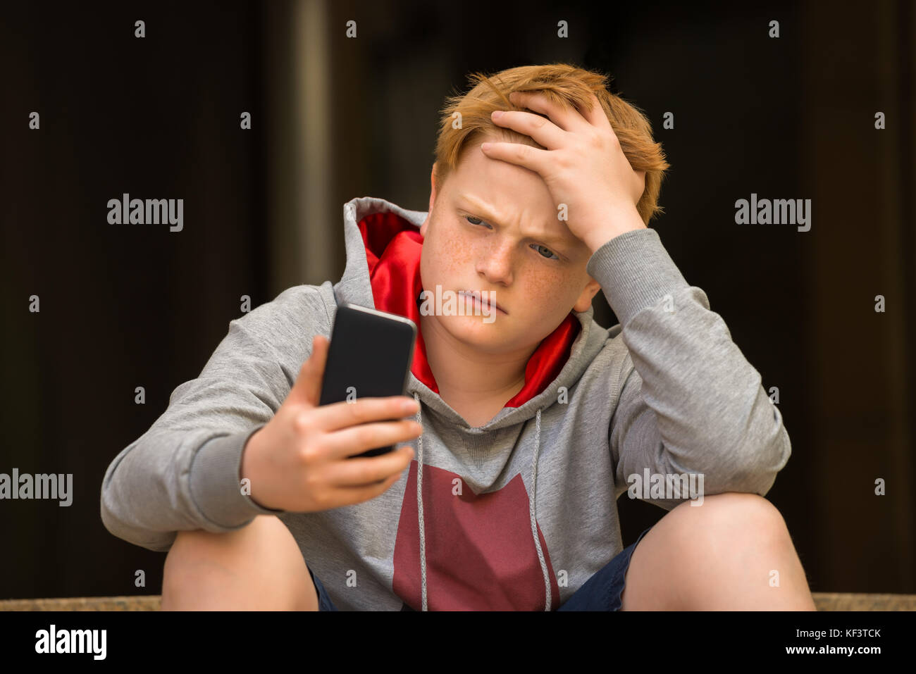 Mobile sad hi-res stock photography and images - Alamy