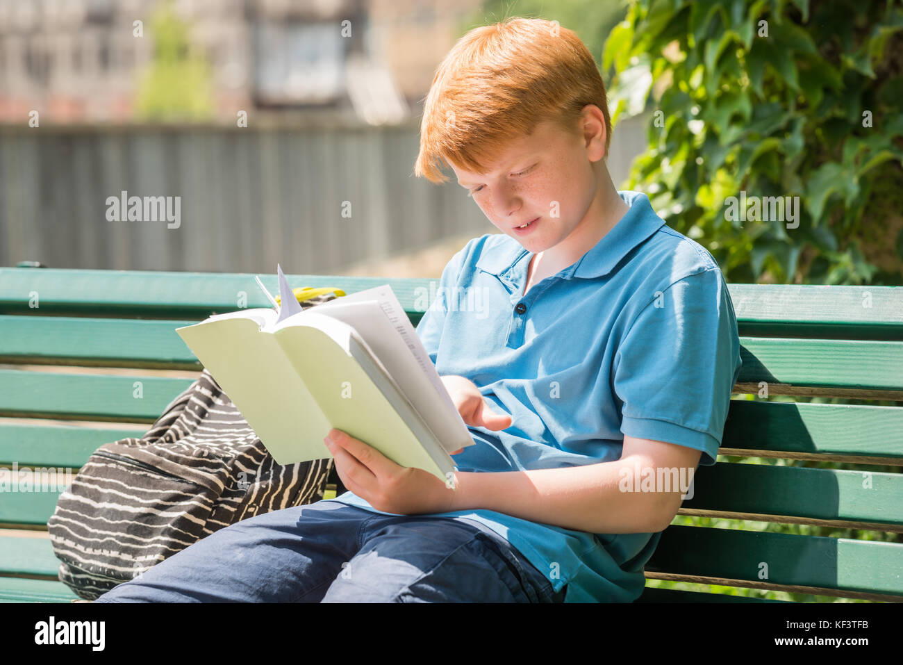 Teen read book hi-res stock photography and images - Alamy