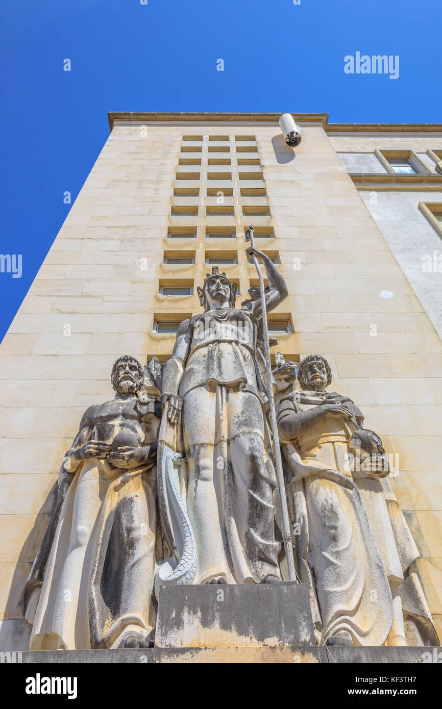 Faculty medicine building university hi-res stock photography and ...