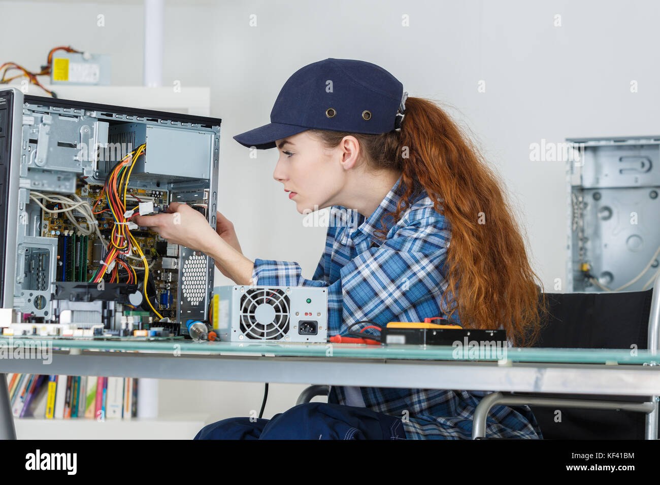 computer repair engineer a smiling brunette woman at work Stock Photo ...