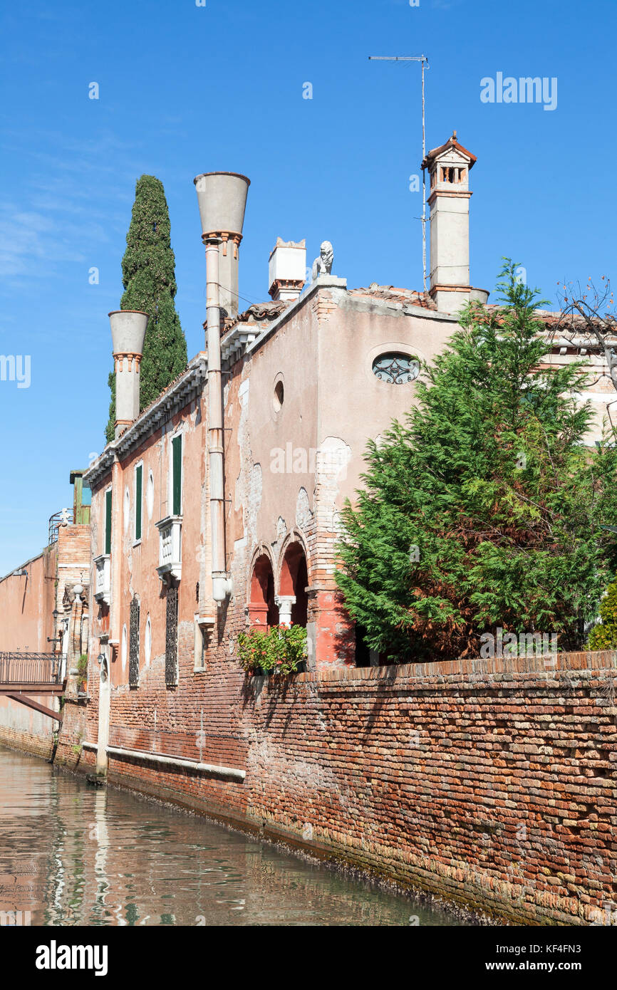 Quaint historic canalside house on Giudecca Island, Venice, Veneto ...