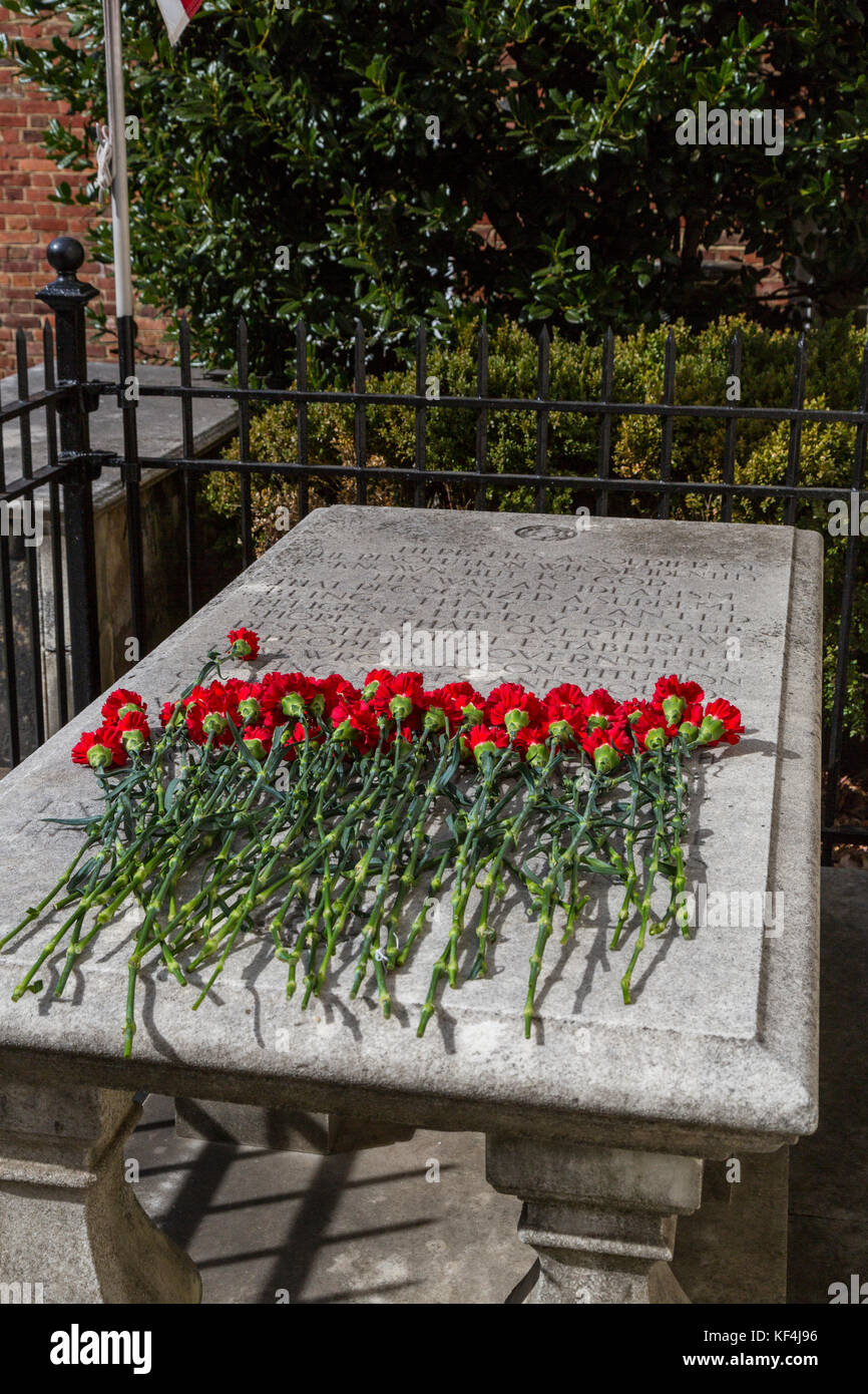 Alexandria, Virginia, USA. Carnations on the Grave of the Unknown ...