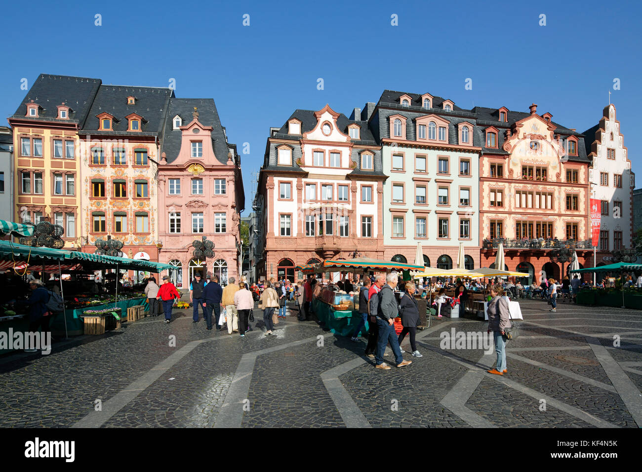 Markt in Mainz, Rheinland-Pfalz, Menschen und Marktstaende auf dem ...