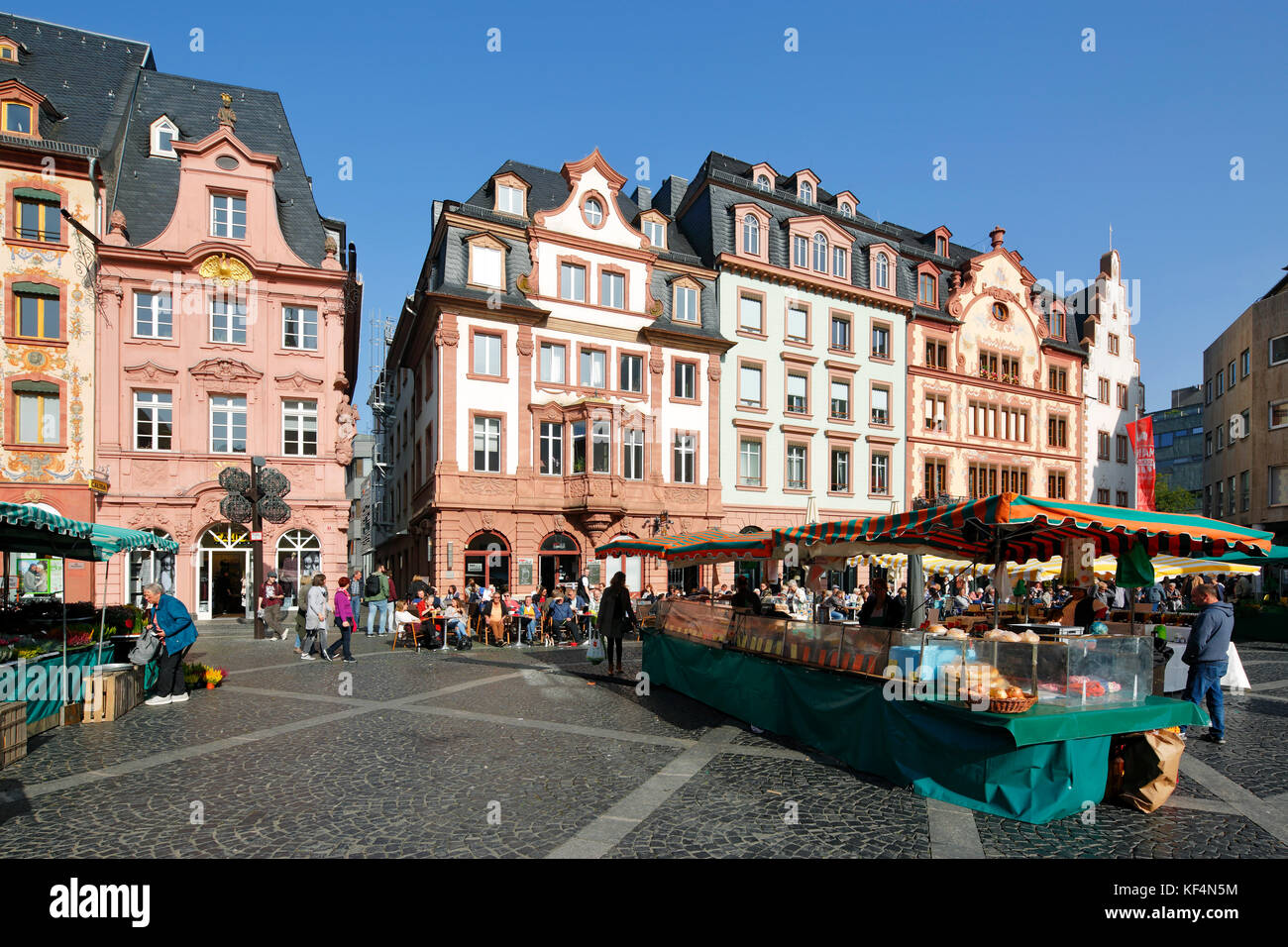 Markt in Mainz, Rheinland-Pfalz, Menschen und Marktstaende auf dem ...