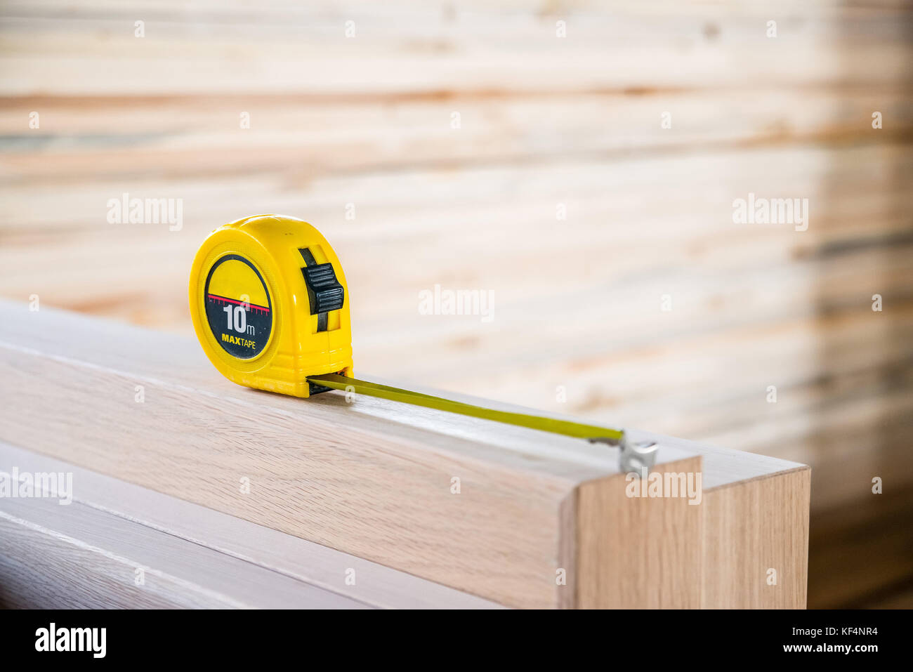 Close up self retracting tape measure on wooden plank Stock Photo - Alamy