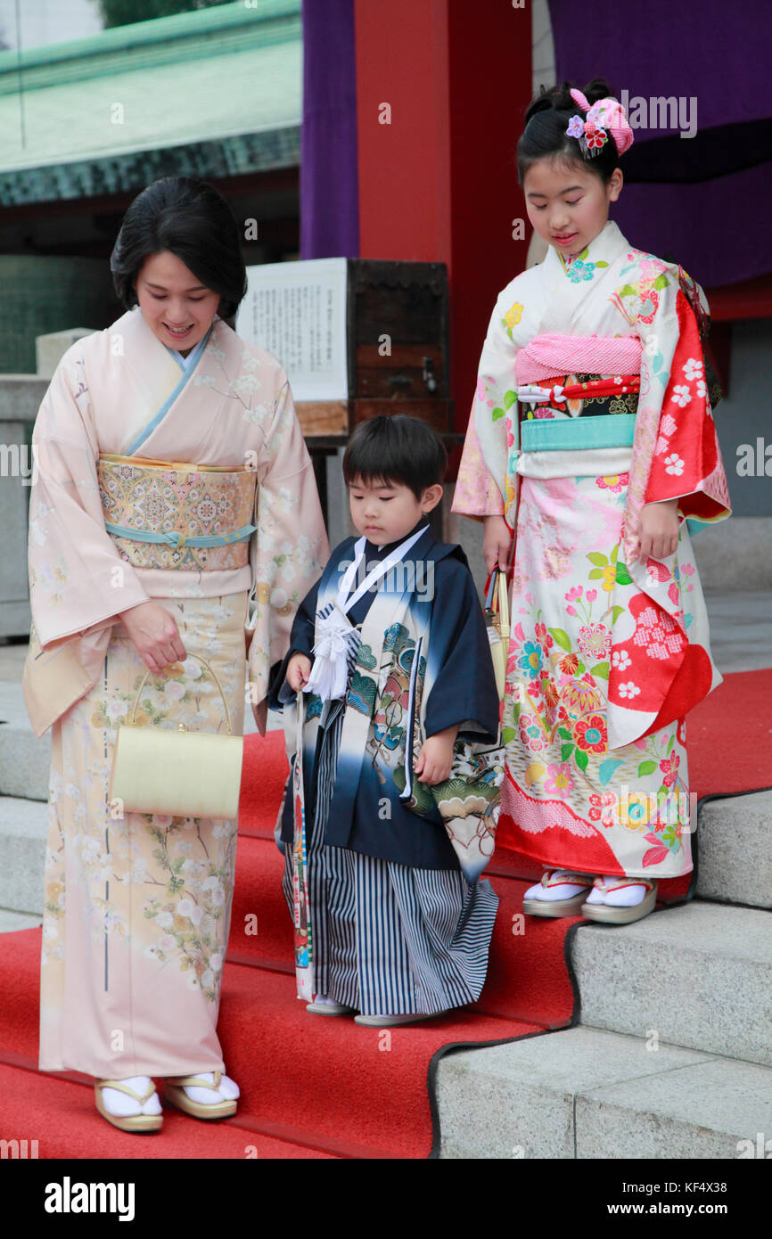 Japan, Tokyo, mother and children, 7-5-3 children's ceremony Stock ...