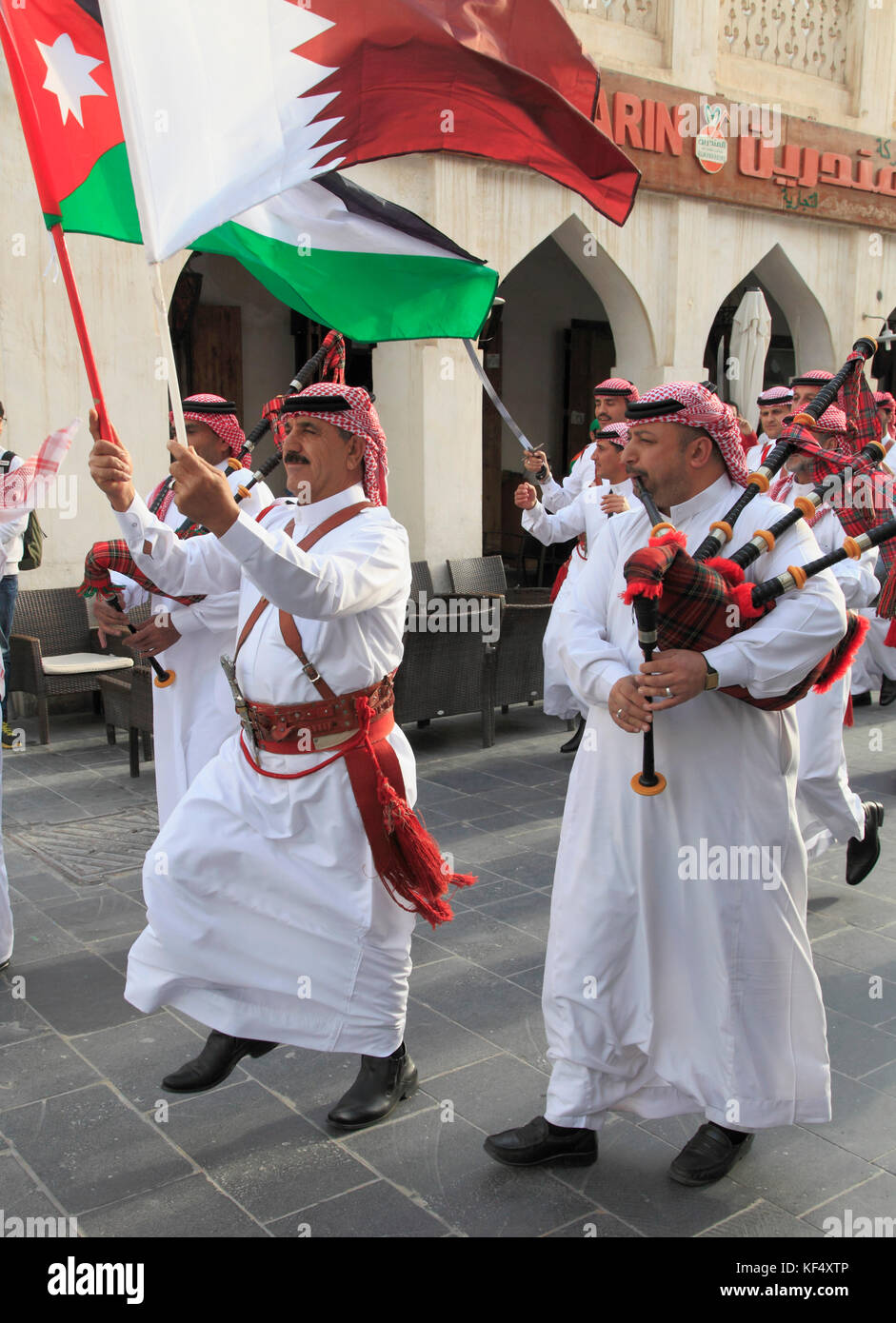 Qatar, Doha, Souq Waqif, men, musicians Stock Photo - Alamy