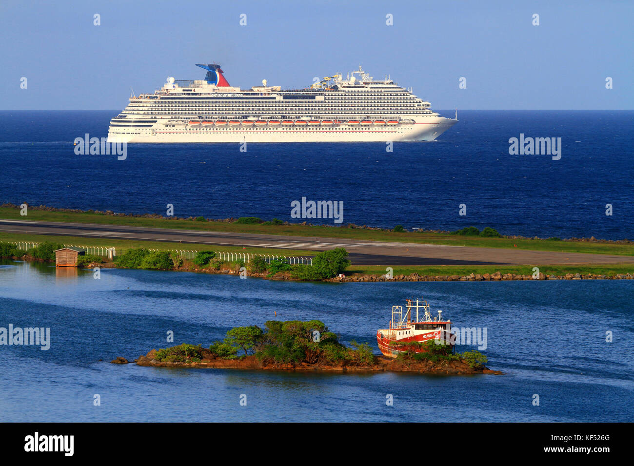 Honduras, Islas de la Bahia, Roatan Island. Cruise ship. Carnival Dream ...
