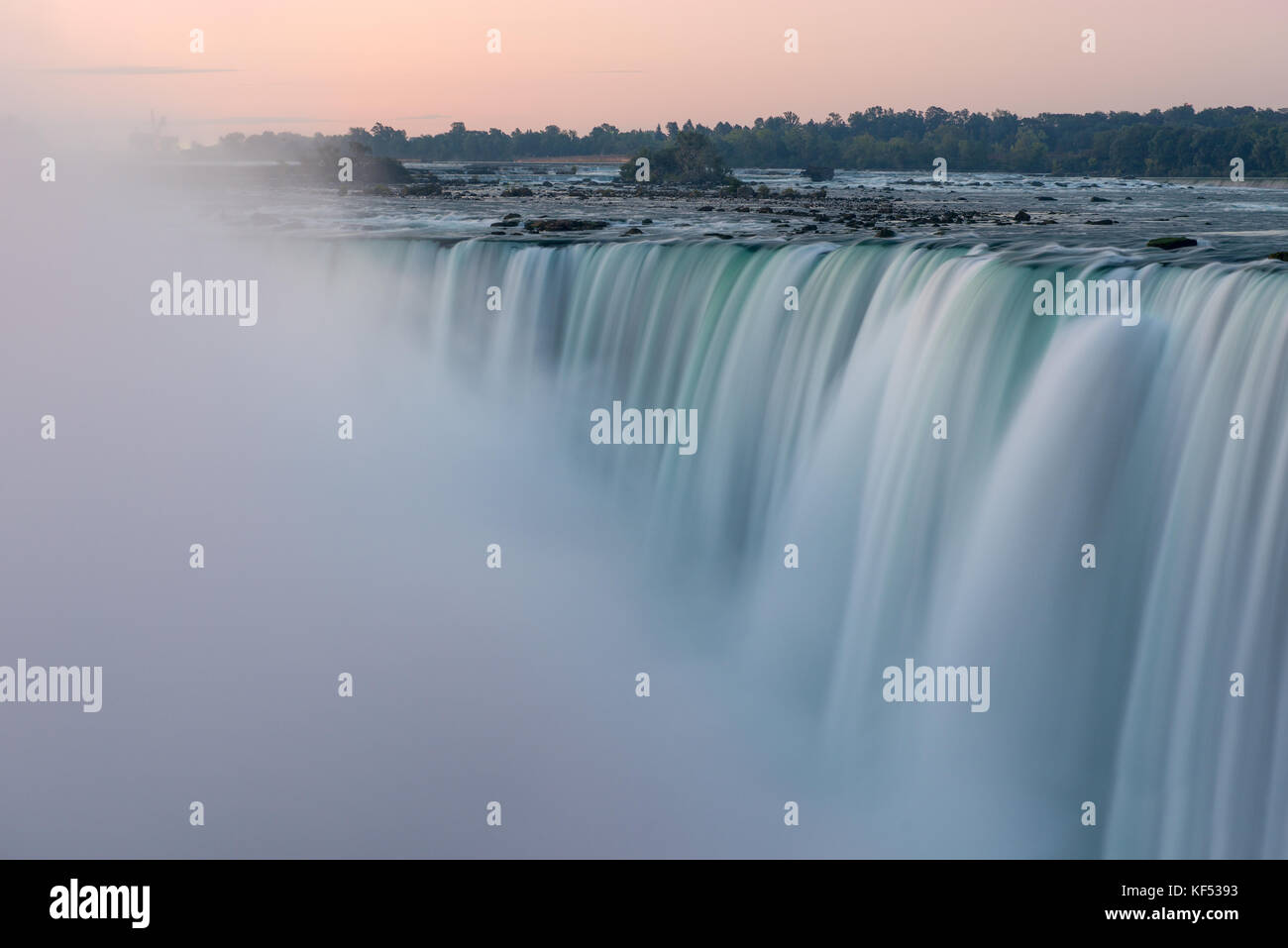 Horseshoe Falls as viewed from Table Rock in Queen Victoria Park in ...